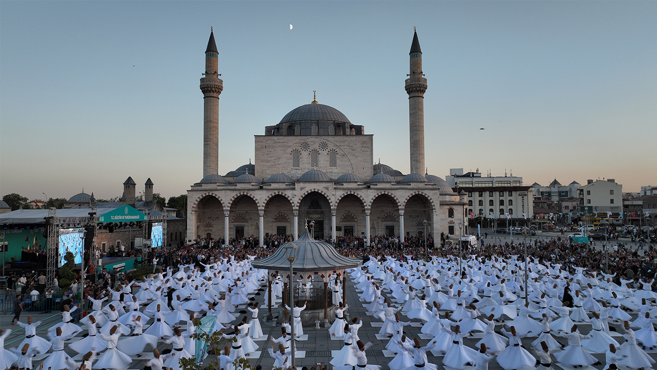 Mevlana’nın Huzurunda 250 Semazen Aynı Anda Sema İcra Etti